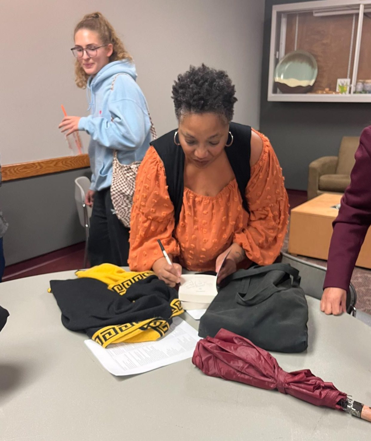 Author Yolanda Arroyo Pizzaro lectures and visits language class – The ...